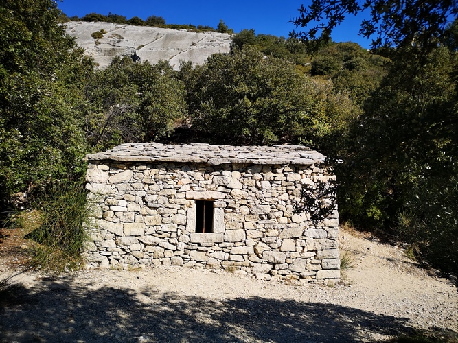 Les grottes d'Ambrosi et le plateau des Courens