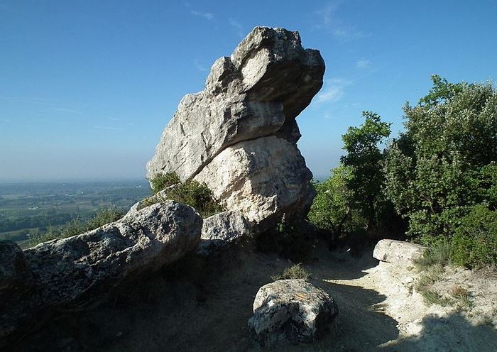 Les grottes d'Ambrosi et le plateau des Courens