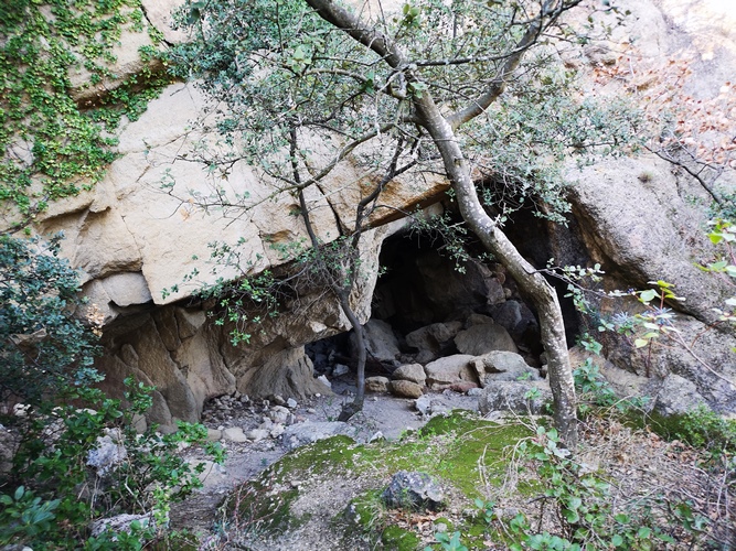 Les grottes d'Ambrosi et le plateau des Courens